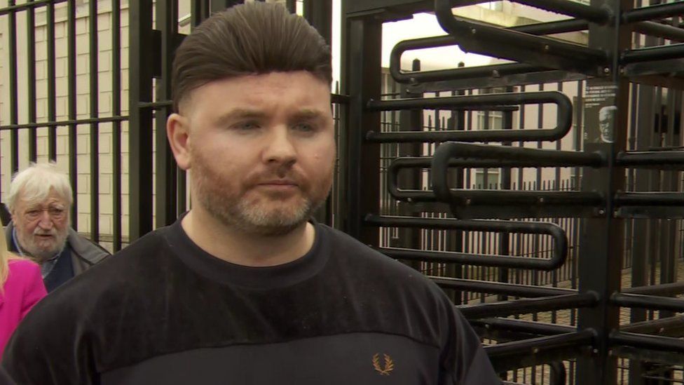 Karol Kelly: Brothers jailed for murdering father-of-five - BBC News