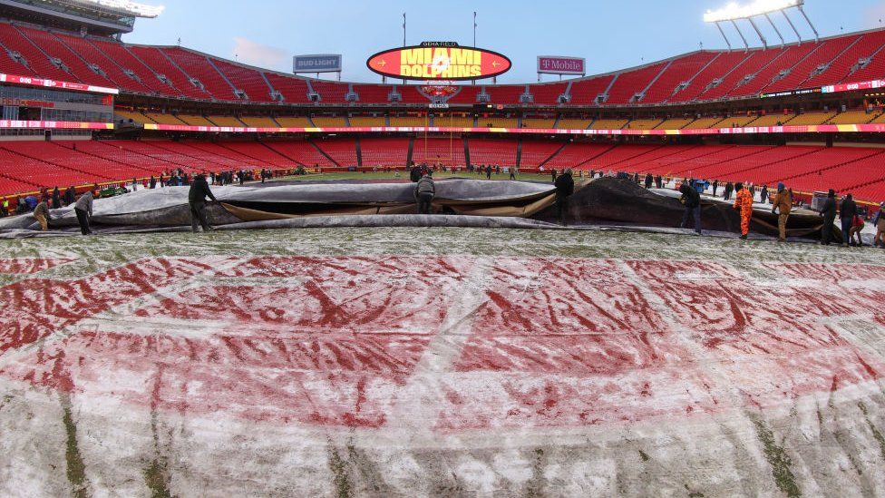 Chiefs and Dolphins play freezing NFL game in -20C on icy pitch - BBC ...