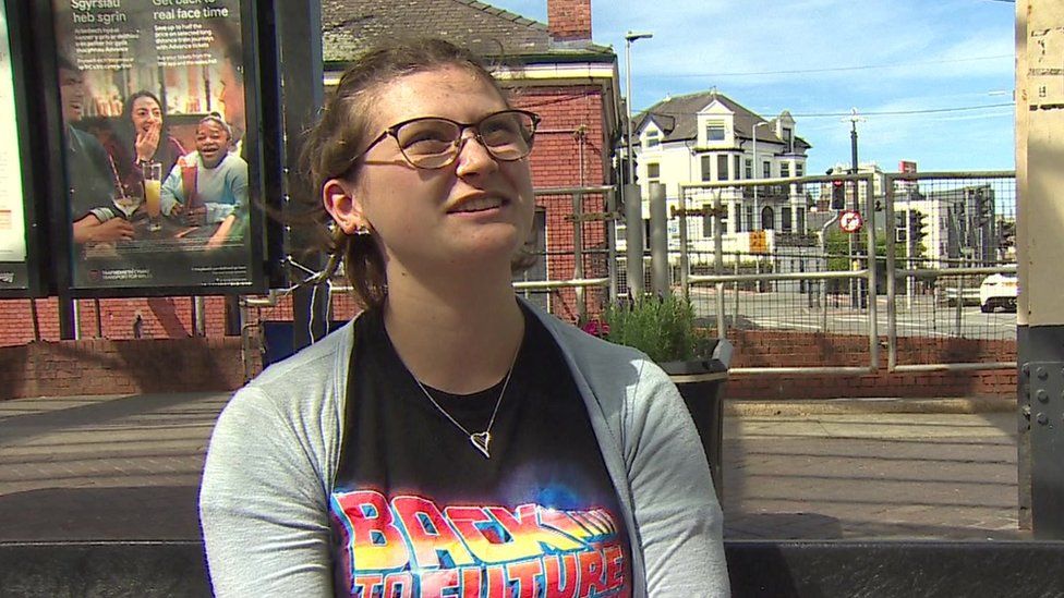 'Popeth yn yr awyr' yn sgil streic rheilffordd - BBC Cymru Fyw