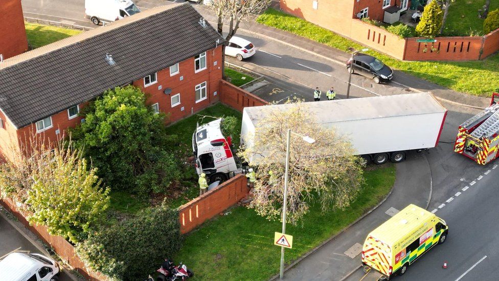 Lorry smashes through wall into Tipton back garden - BBC News