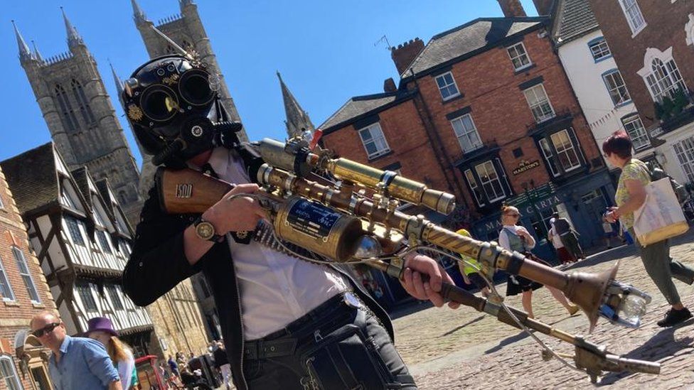 In pictures: Lincoln steampunk festival draws enthusiastic crowd - BBC News