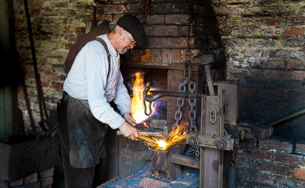 Black Country Living Museum chainmaker retires - BBC News