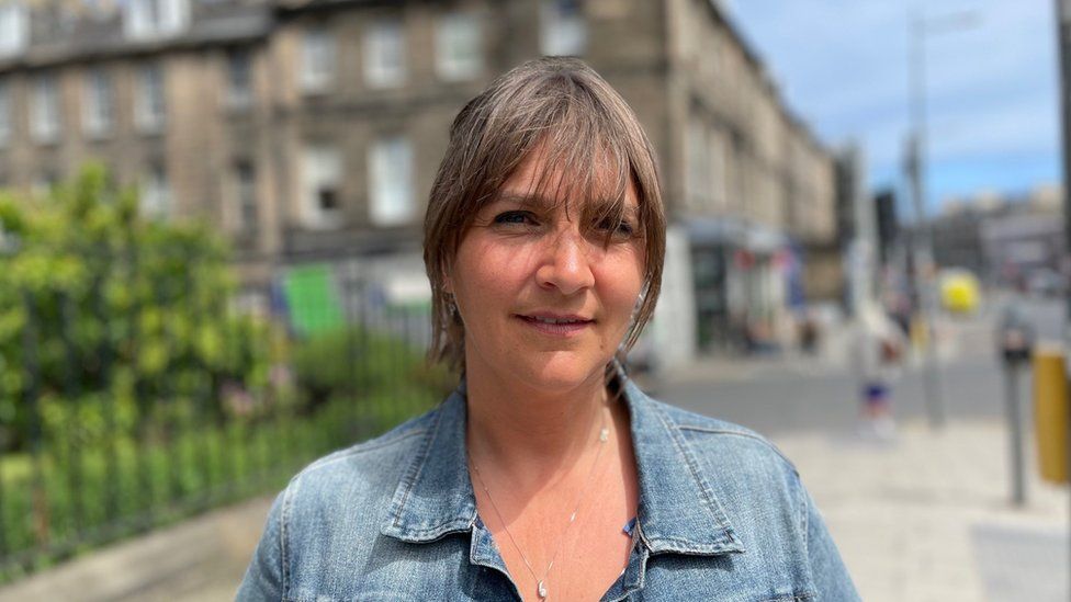 Edinburgh tram extension carries first passengers - BBC News