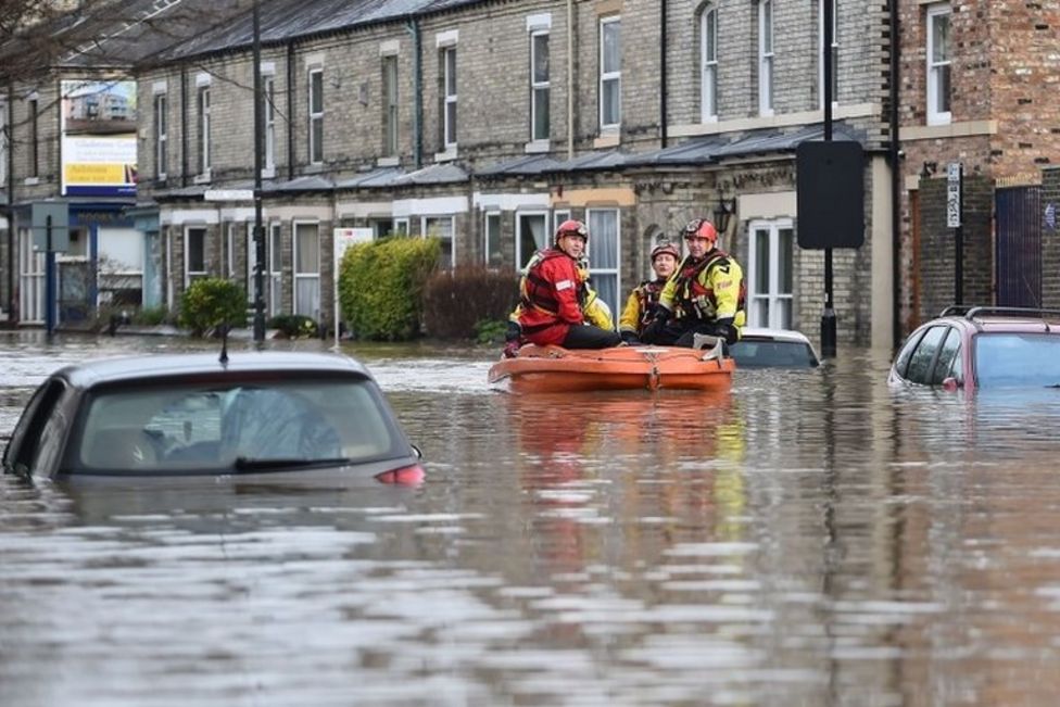 UK floods: 'Complete rethink needed' on flood defences - BBC News