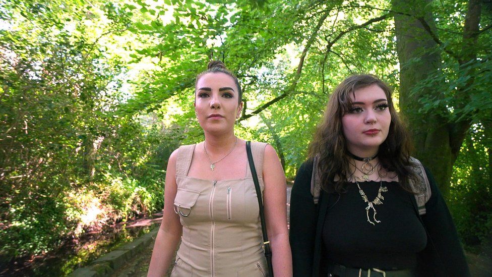 Diogelwch 'bob amser ar gefn meddwl' menywod yn Abertawe - BBC Cymru Fyw