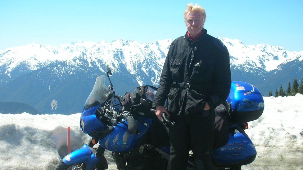 Journalist recalls moving encounter with Leonard Cohen - BBC News