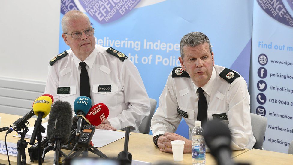 Data theft: Police officers and staff not informed for month - BBC News