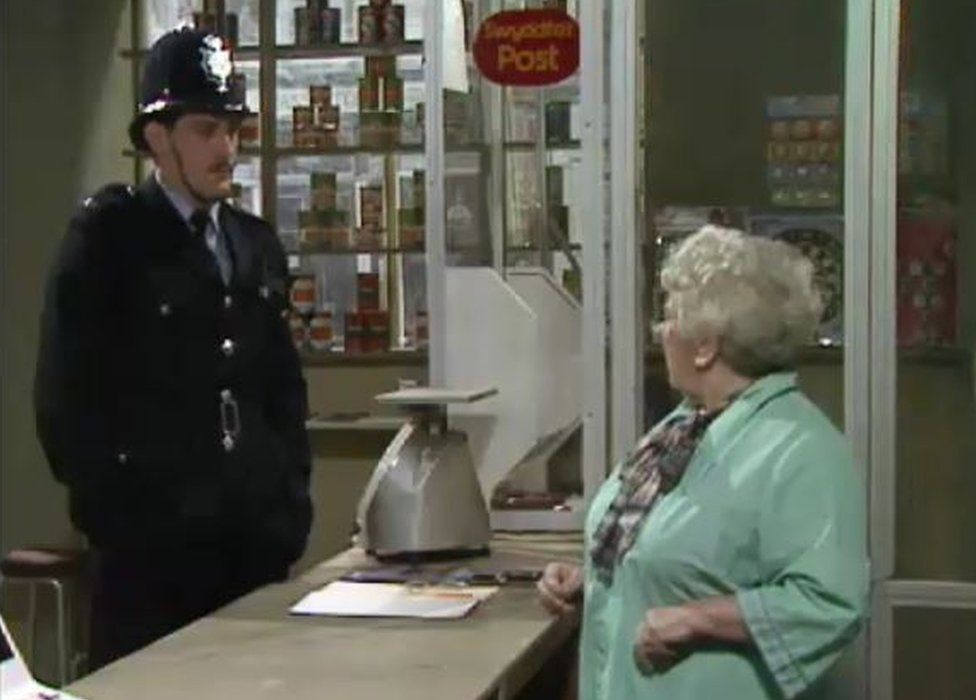 Ieuan Rhys: Plismon y Cwm a Dame y pantos - BBC Cymru Fyw