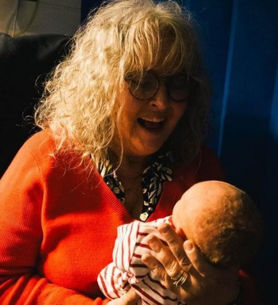 3 Llun: Lluniau pwysicaf bywyd Caryl Parry Jones - BBC Cymru Fyw