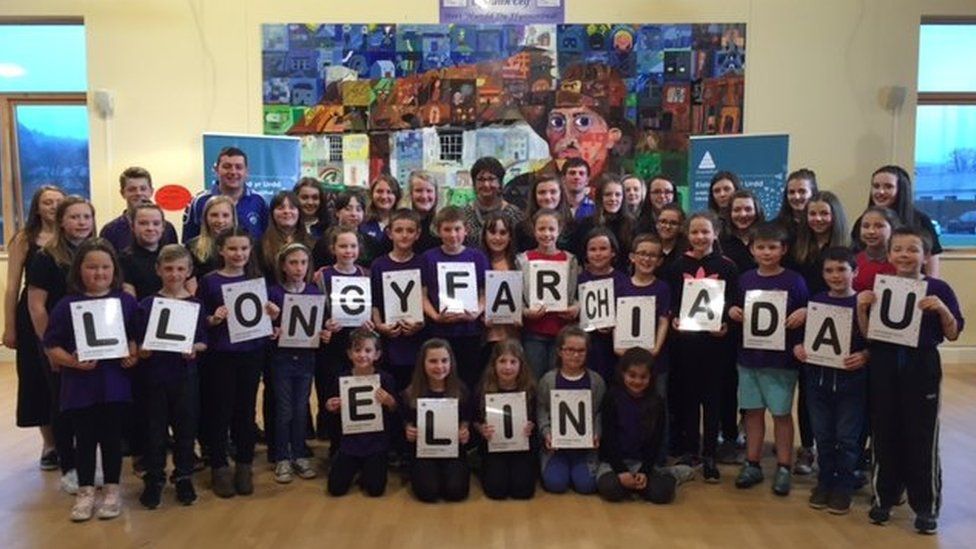 Chwarter canrif o anrhydeddu unigolion gweithgar yr Urdd - BBC Cymru Fyw