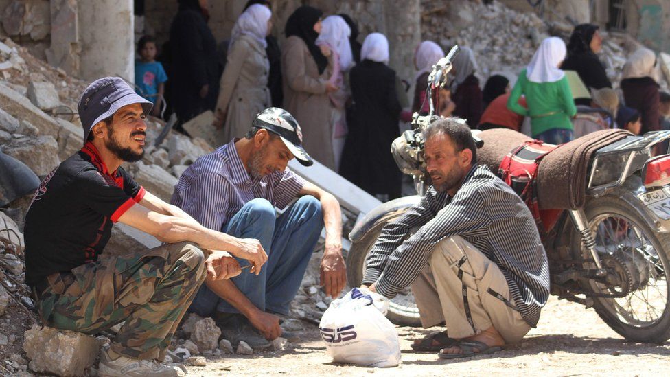 Syria conflict: First aid for Darayya since 2012 - BBC News