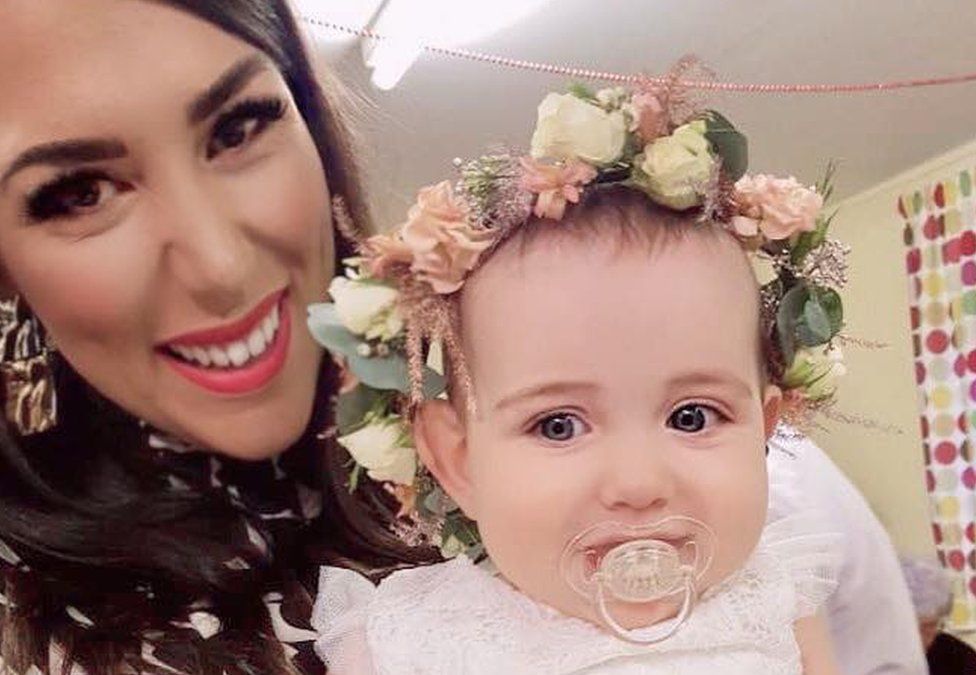 'Trio bod yn bositif' ar ôl colli clyw - BBC Cymru Fyw