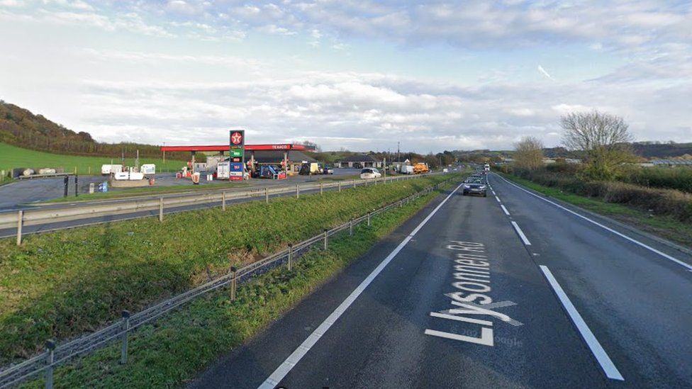 Cerddwr wedi marw ar yr A40 ger Caerfyrddin - BBC Cymru Fyw