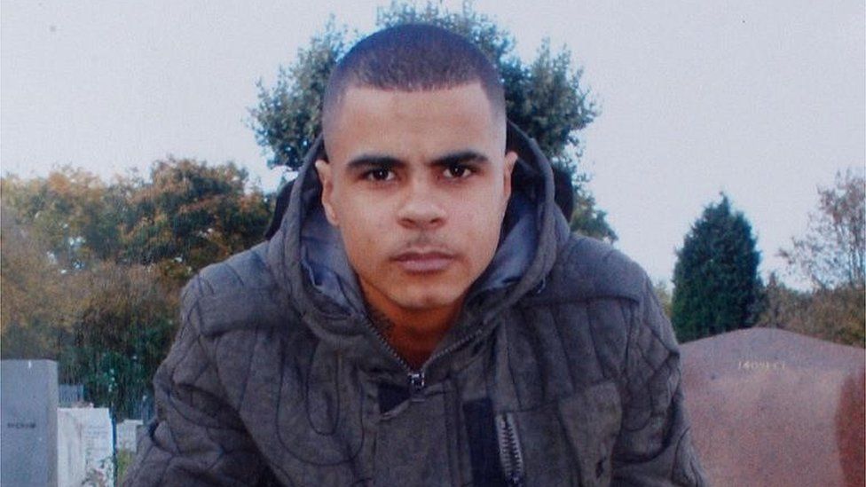 Protest and vigil mark fifth anniversary of Mark Duggan death - BBC News