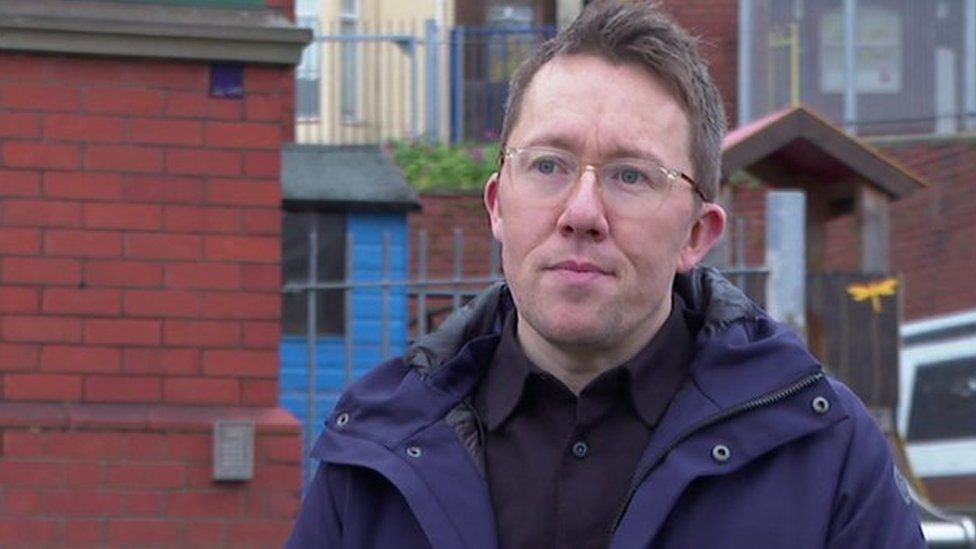'Digon yw digon' gydag oedi cynllun ysgol Gymraeg Y Barri - BBC Cymru Fyw