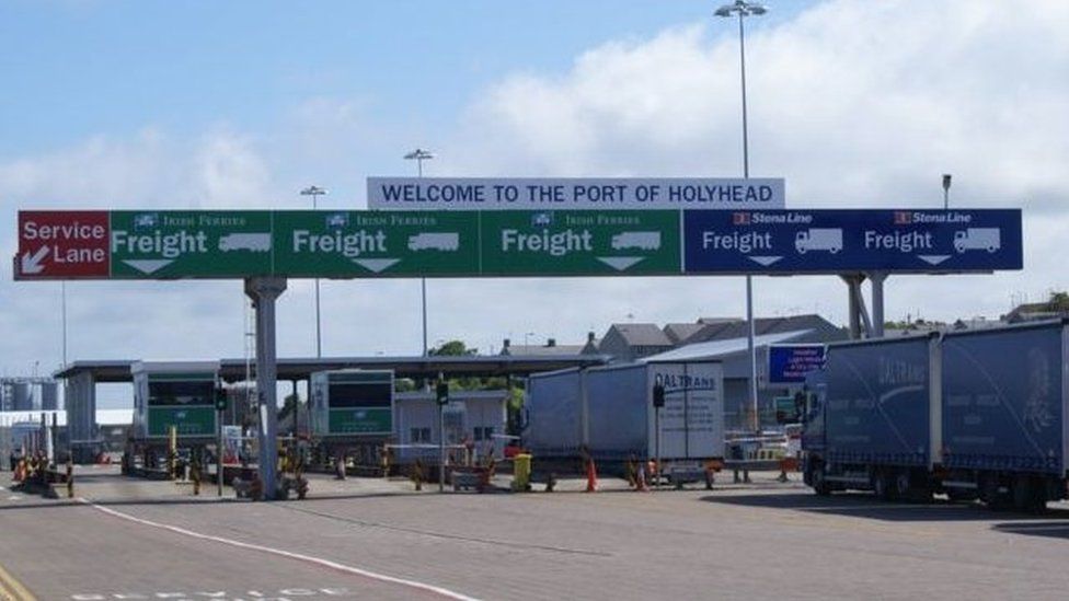 Angen 'cynllun brys' i helpu porthladd Caergybi - BBC Cymru Fyw