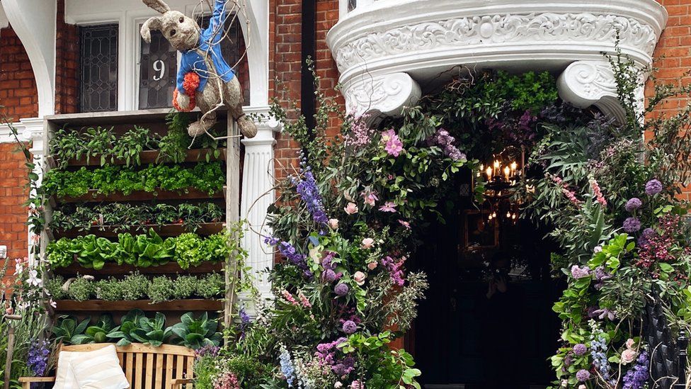 Florist's Peter Rabbit display wins Chelsea in Bloom contest - BBC News