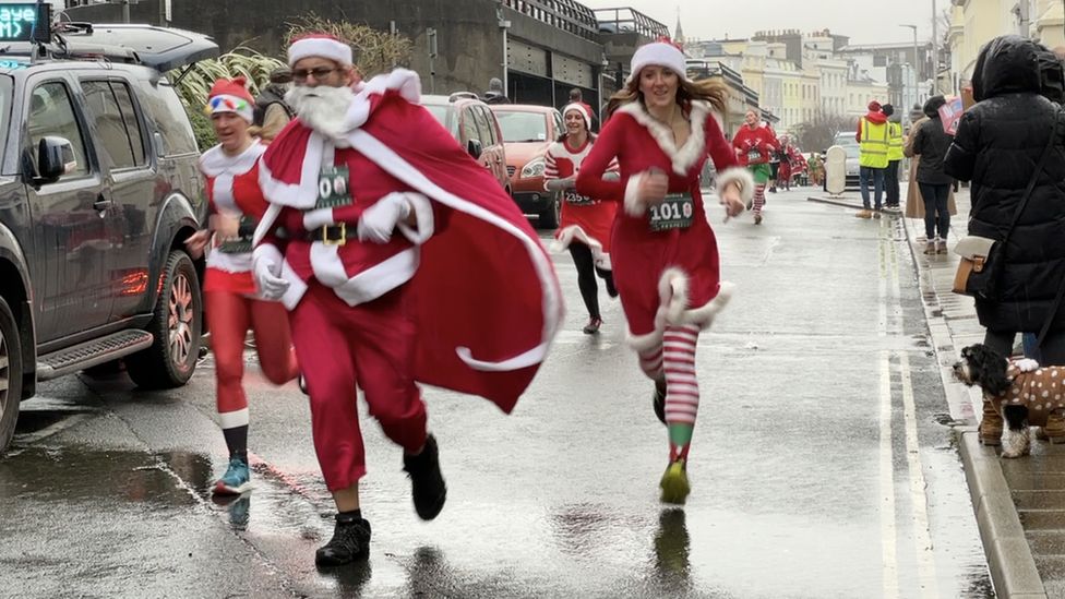 Isle of Man: Festive runners race through Douglas for Santa Dash - BBC News