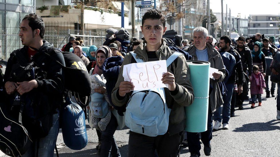 Migrant crisis: Thousands stranded in Greece as borders tighten - BBC News
