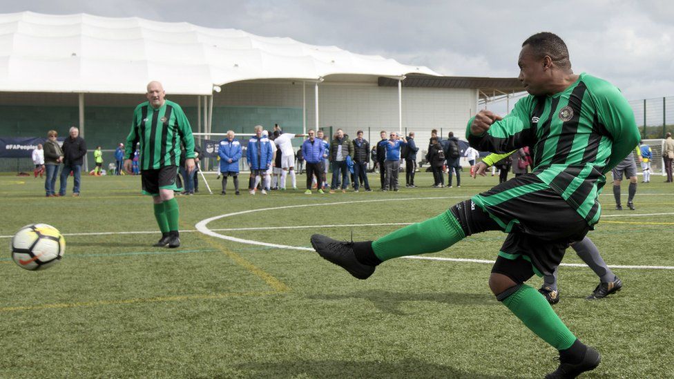 Pêl-droed cerdded: Croesawu timau o ledled y byd i Gymru - BBC Cymru Fyw