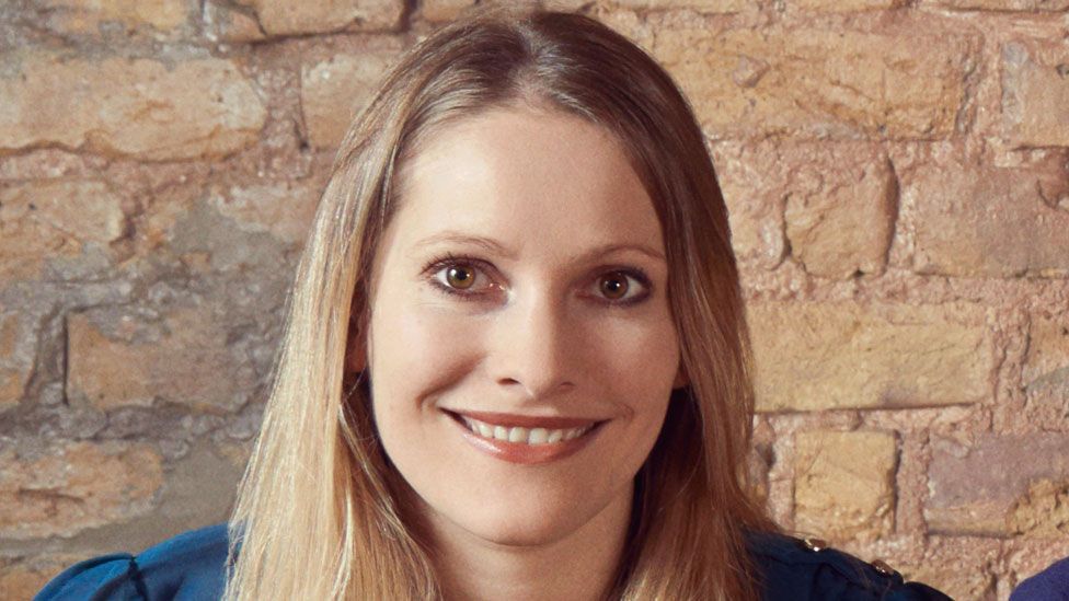 Prince Harry praised for Meghan Markle statement - BBC News