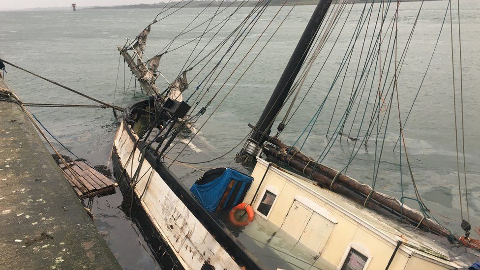 Portaferry: Fuel concern as boat sinks in harbour - BBC News