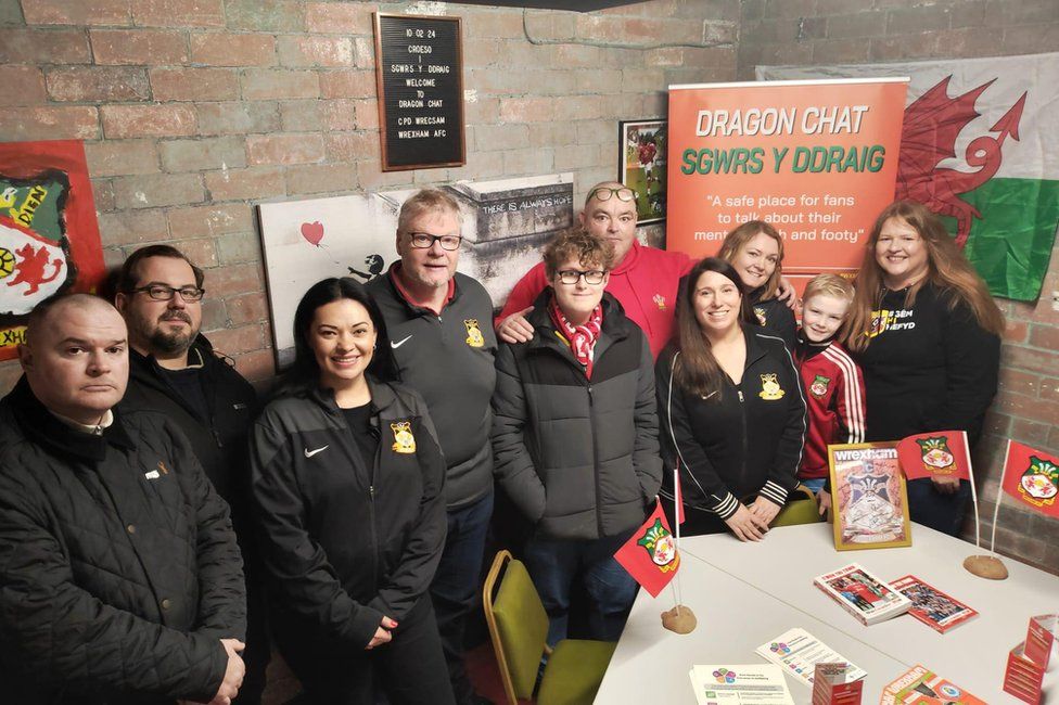 Dragon Chat: Lle i drafod y da a'r drwg a'r bêl gron - BBC Cymru Fyw