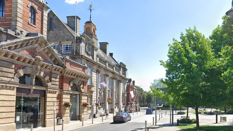 Queen's Platinum Jubilee: Crewe to bid for city status - BBC News