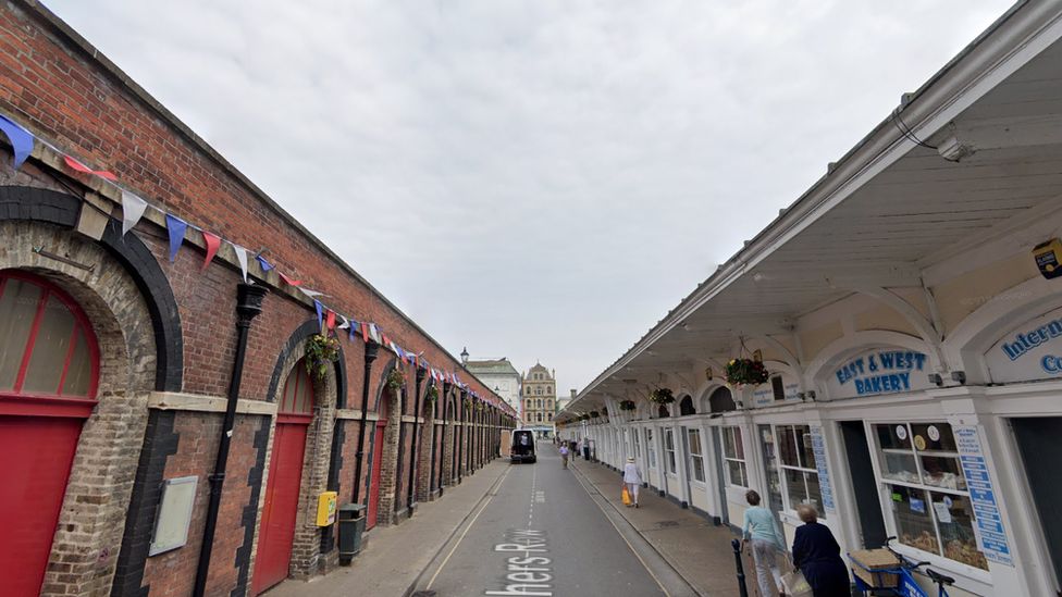 Butchers return to Barnstaple's Butchers Row 'symbolic' - BBC News