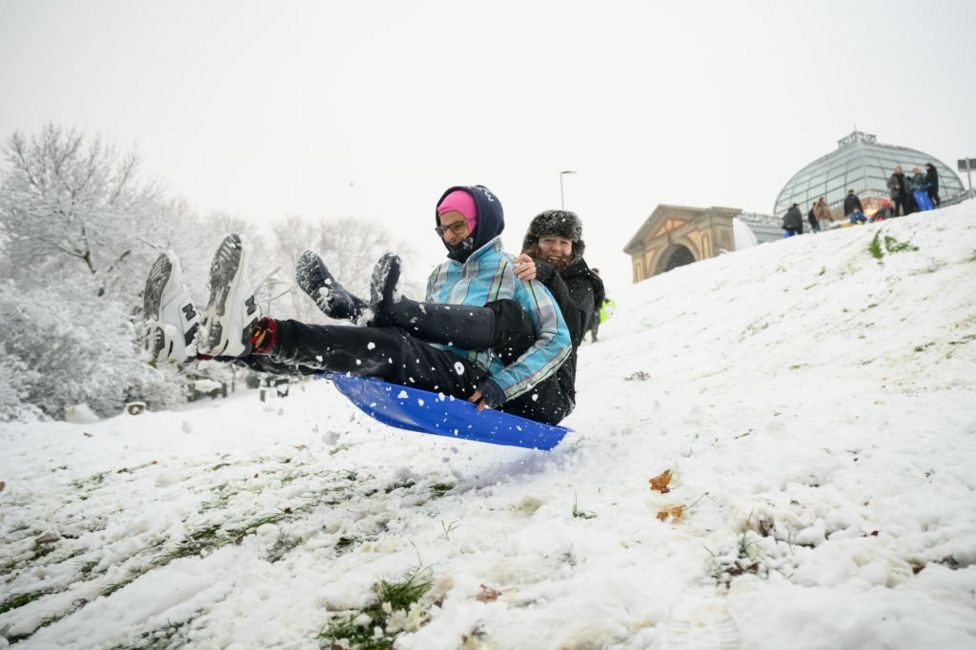 London snow: Wintry scenes captured in the capital - BBC News