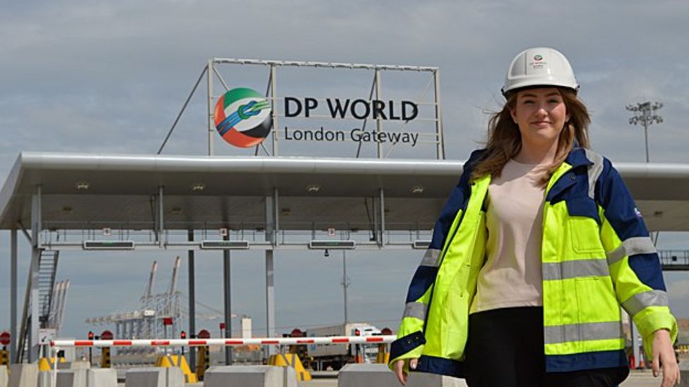 Freight Tetris: Exploring London's hi-tech Gateway port - BBC News