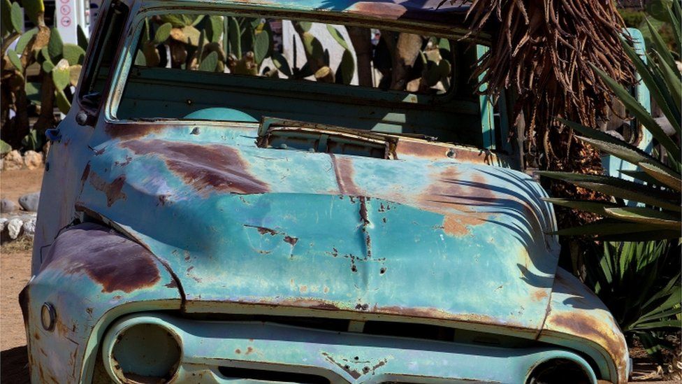 Photographer's rusty cars help Glasgow's homeless - BBC News