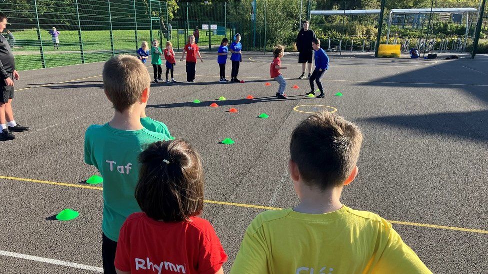 Technoleg yn 'arf pwerus' i blant siapio'r dyfodol - BBC Cymru Fyw