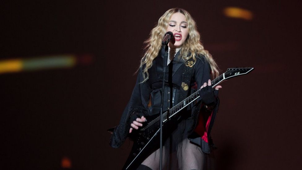 Madonna returns to scene of Brits fall - BBC News