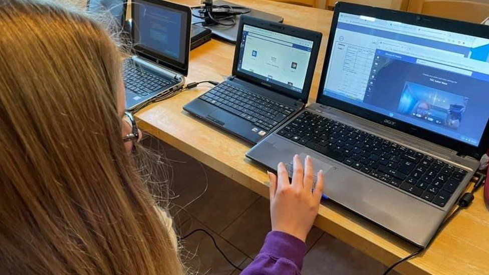 Histon dad and daughter upgrade 100 home-school laptops - BBC News