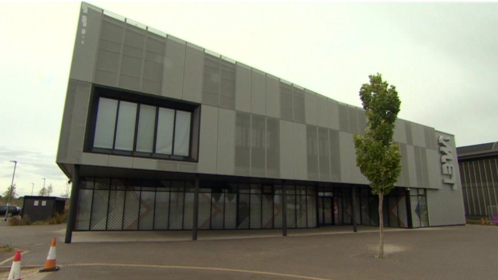 iMET: Sale of Cambridgeshire college could mean £6.6m loss - BBC News