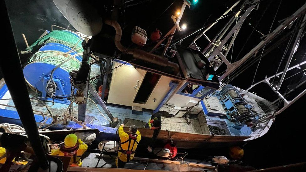 Wartime mine trawled up by fishing boat off Hartlepool - BBC News