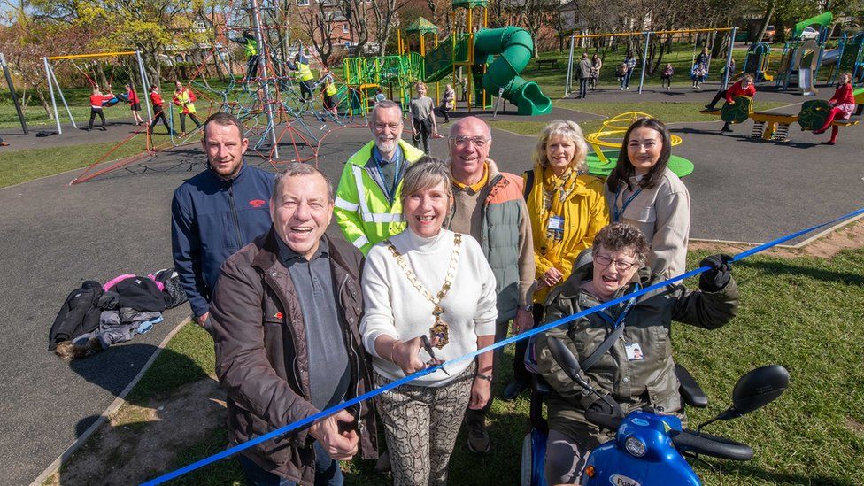 Filey: £400k play parks refurbishment completed - BBC News