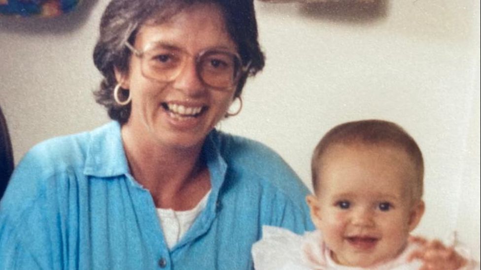 Alliance's Kate Nicholl installed as Belfast lord mayor - BBC News