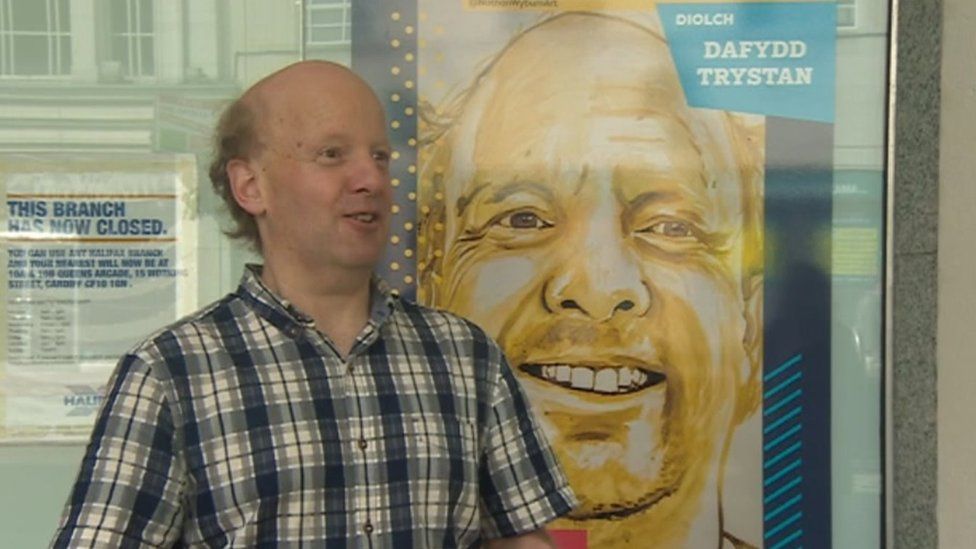 Portreadu ysbryd cymunedol Caerdydd mewn pandemig - BBC Cymru Fyw