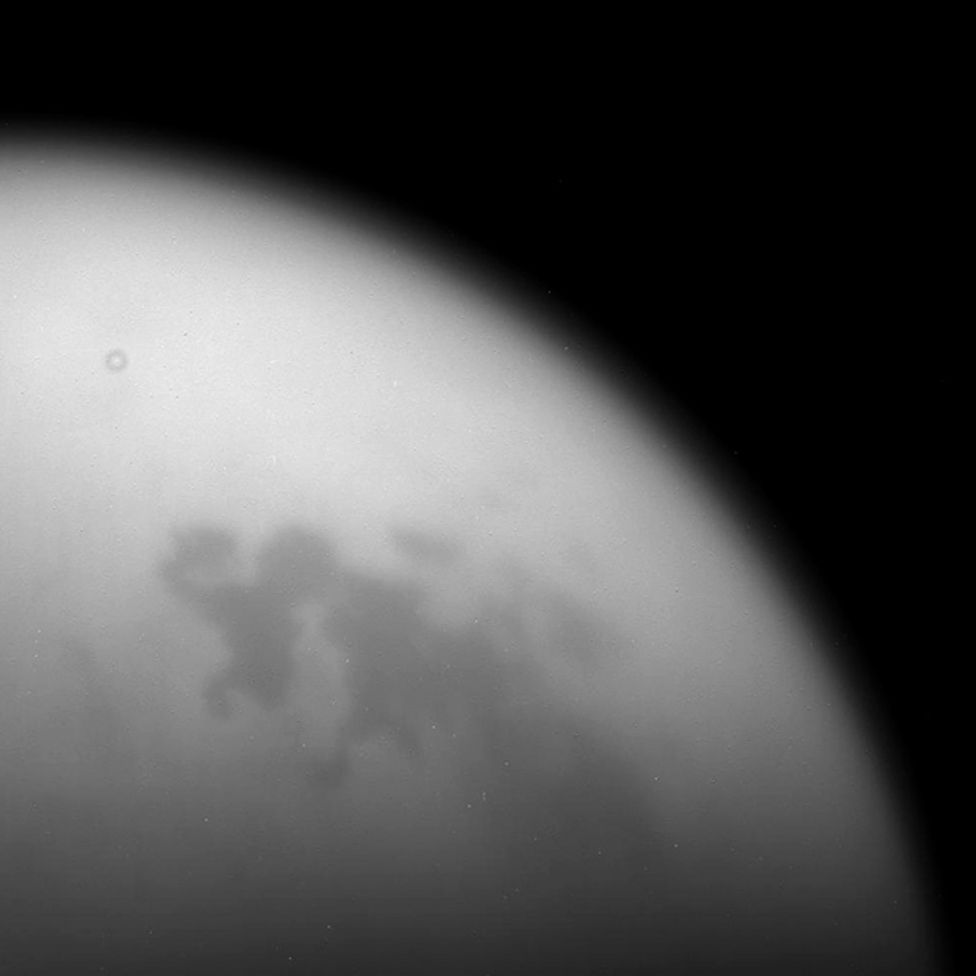 Cassini conducts last picture show - BBC News