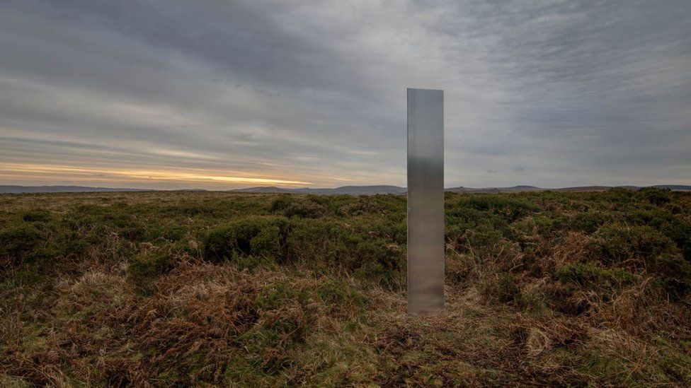 Dartmoor monolith: 'Surreal' metal pillar appears - BBC News