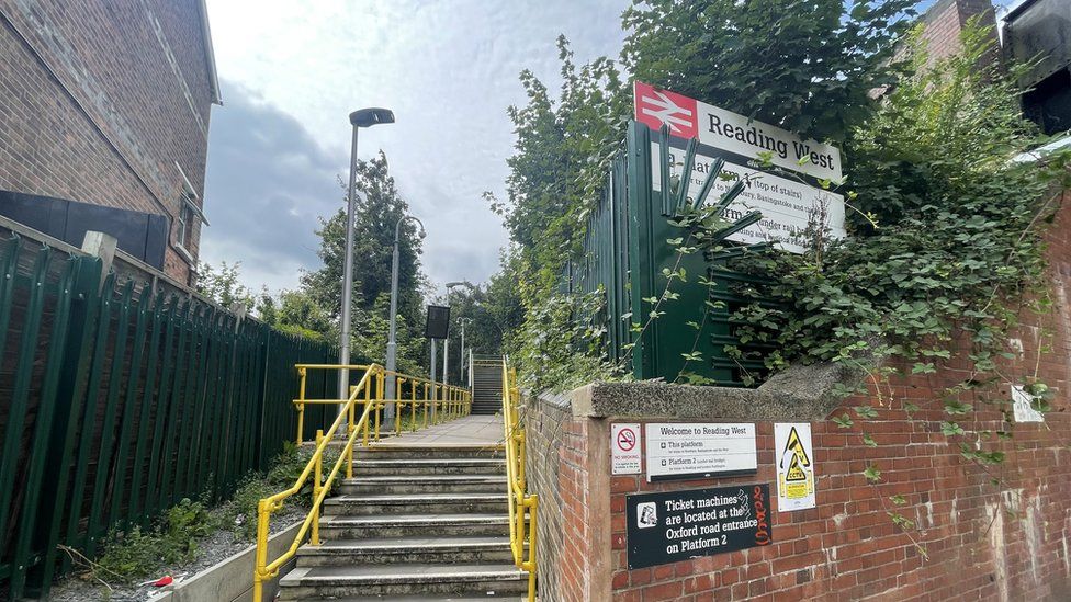 Reading West railway station's £3.3m revamp works start - BBC News