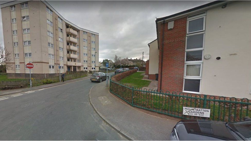 Huddersfield: Man seriously injured in street attack - BBC News