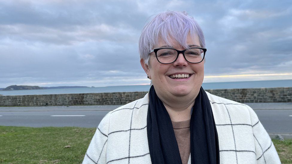 Guernsey Tube ads invite Londoners to 'find island feeling' - BBC News