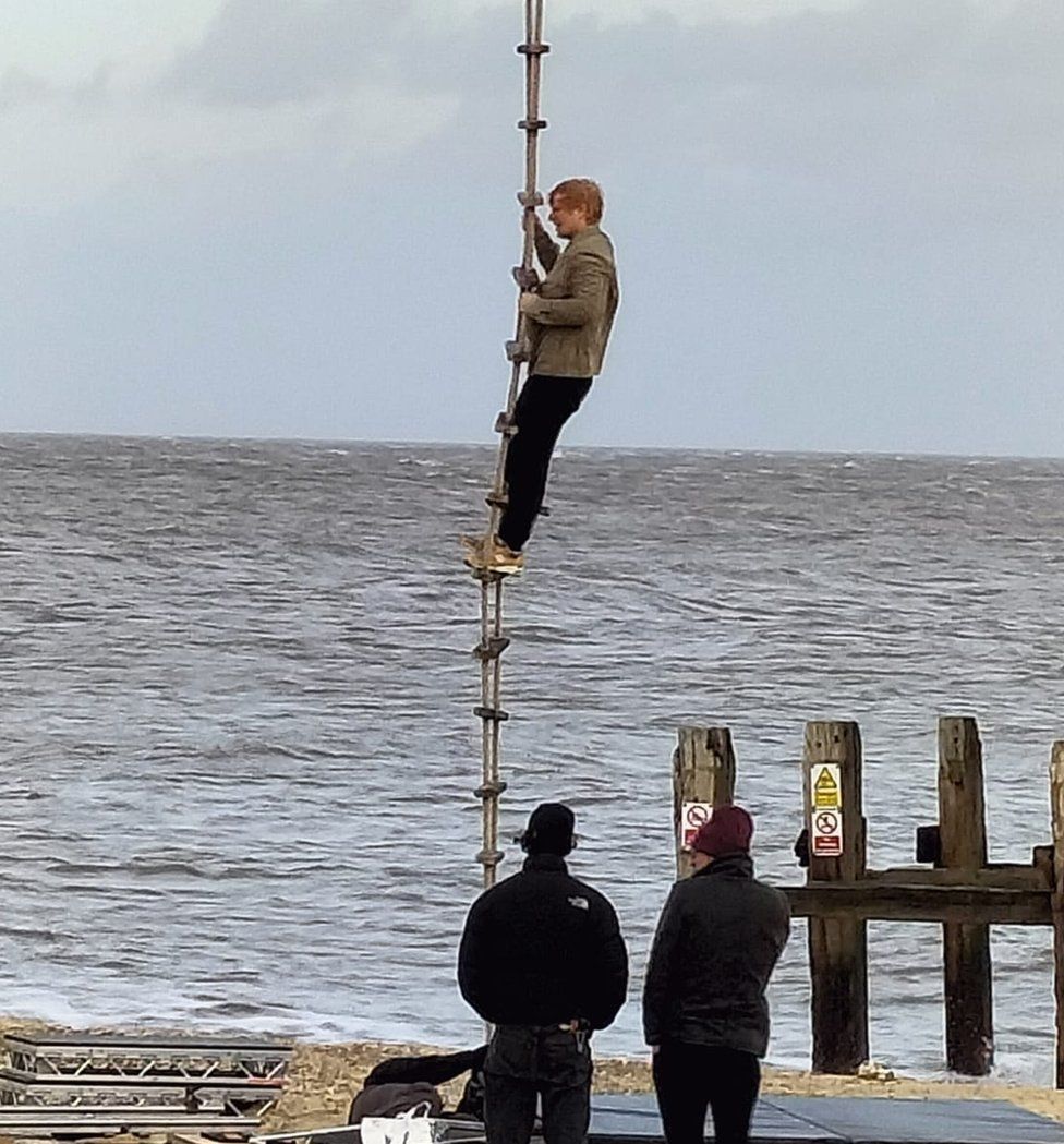 Ed Sheeran: Singer films music video on Lowestoft beach - BBC News