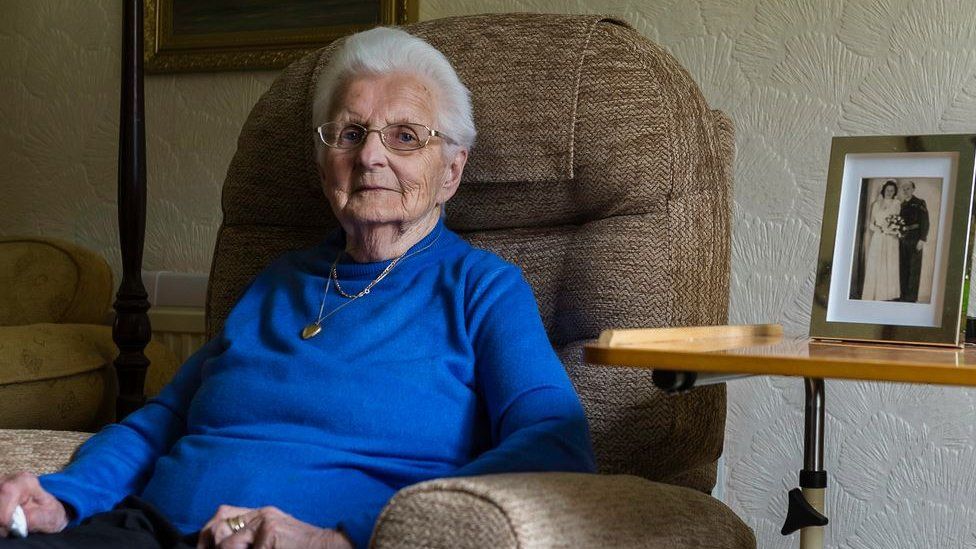 Photo exhibition celebrates 70 years of Sheffield migration - BBC News