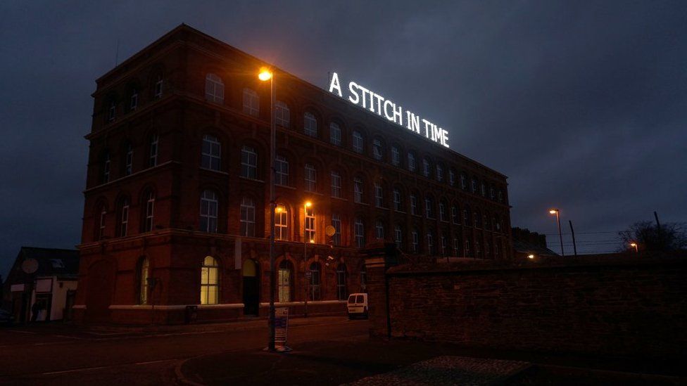 Derry factory girls: Council U-turn on Rosemount artwork - BBC News