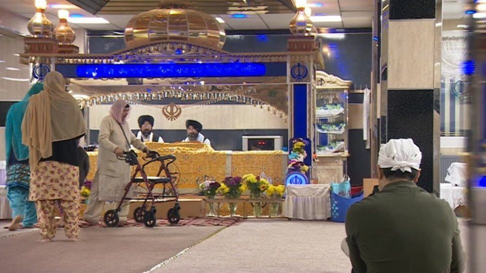 Sikhs in Wolverhampton gather to mourn Queen in special ceremony - BBC News