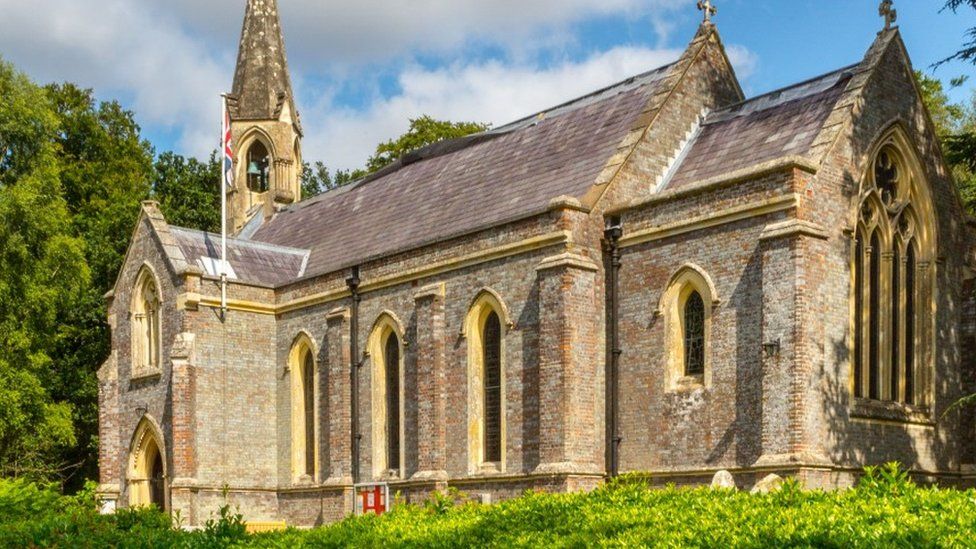 Ampfield Church appeals to lead thieves to 'talk' - BBC News